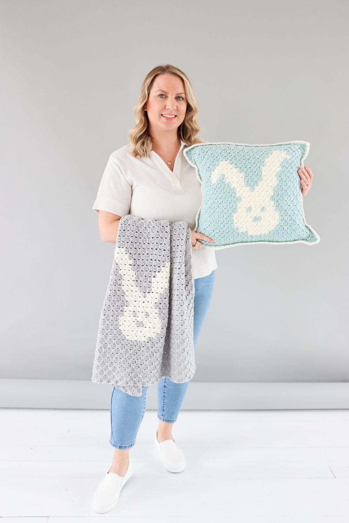Over 10 Gorgeous Crochet Cushion Designs: FREE Patterns - Bella Coco ...